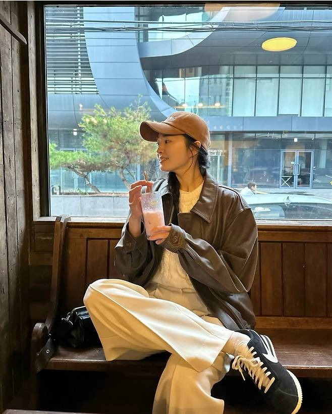 결혼 4년 신혼처럼 완벽한 행복 유명가수 아내의 레더 재킷와이드 팬츠 데일리룩 스타와 라이프
