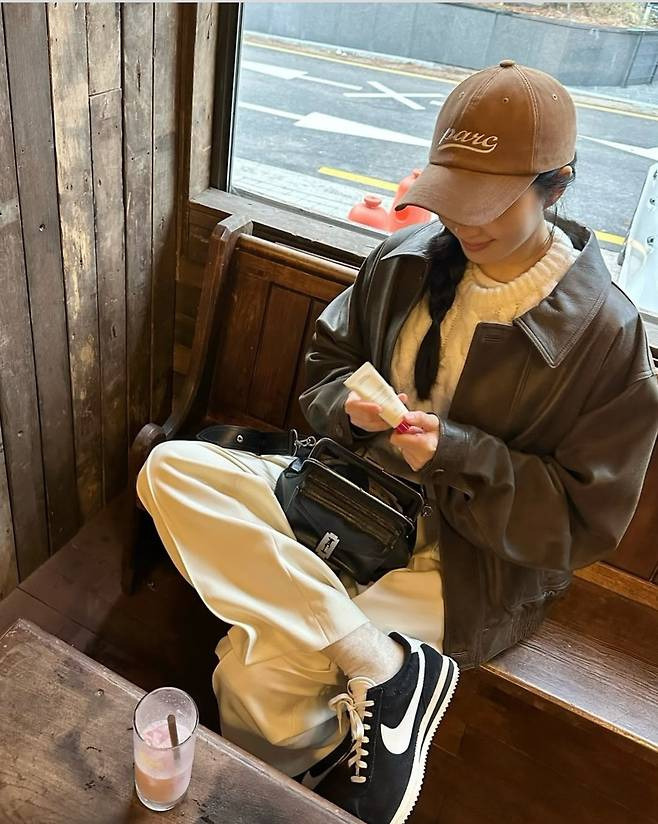 결혼 4년 신혼처럼 완벽한 행복 유명가수 아내의 레더 재킷와이드 팬츠 데일리룩 스타와 라이프