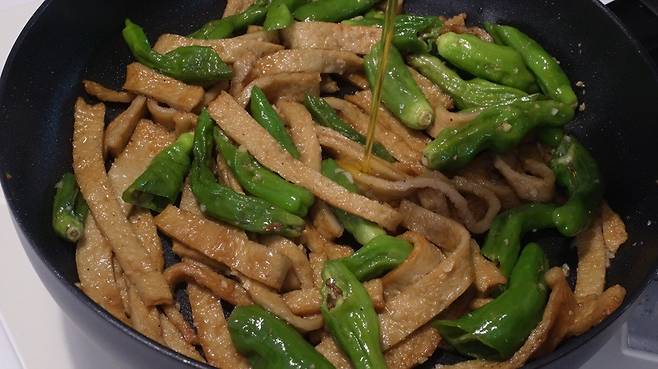 어묵볶음에 이것을 넣으세요 감칠맛이 10배 올라가는 어묵볶음 레시피 꿀하우스