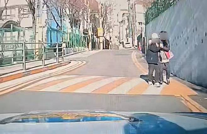 절뚝거리던 노부부순찰 중 경찰 눈썰미로 응급 이송