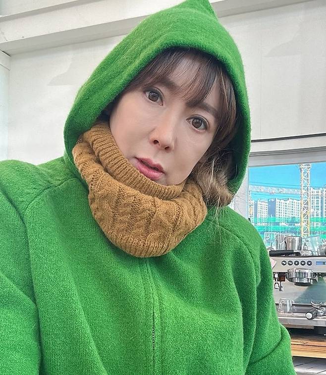 이상아 50대의 센스 100점 컬러 조합 카멜 넥 워머에 그린 카디건 데일리룩 패션엔
