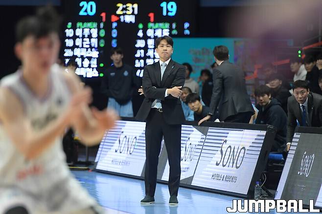 ‘705점 → 93점 와르르 무너진 소노의 수비 김태술 감독은 한숨 푹