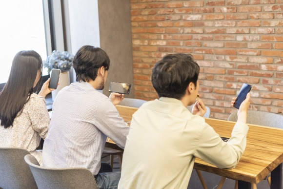 스마트폰 보면서 밥 먹었더니 이렇게 많이 먹었어”