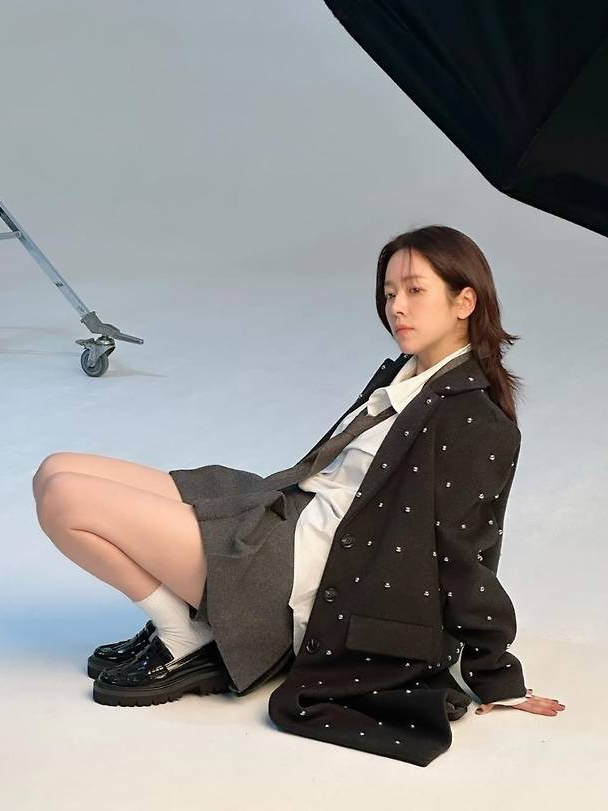 한지민 카리스마 Ceo의 이중 매력 크롭탑과 미니 스커트로 반전 완성 스타와 라이프