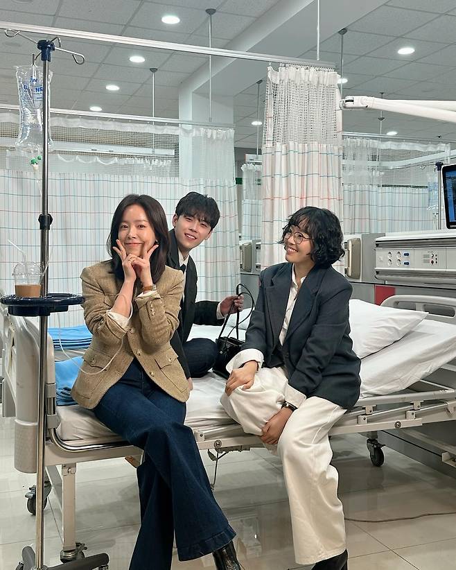 한지민 42살 맞아 블레이저 입고 청순여신 스타픽