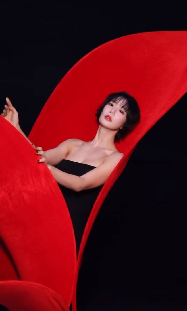 클라라 또다시 과감 너무 파인 드레스 입고 고혹적 숏컷 여신미모 뷰티는 내운명