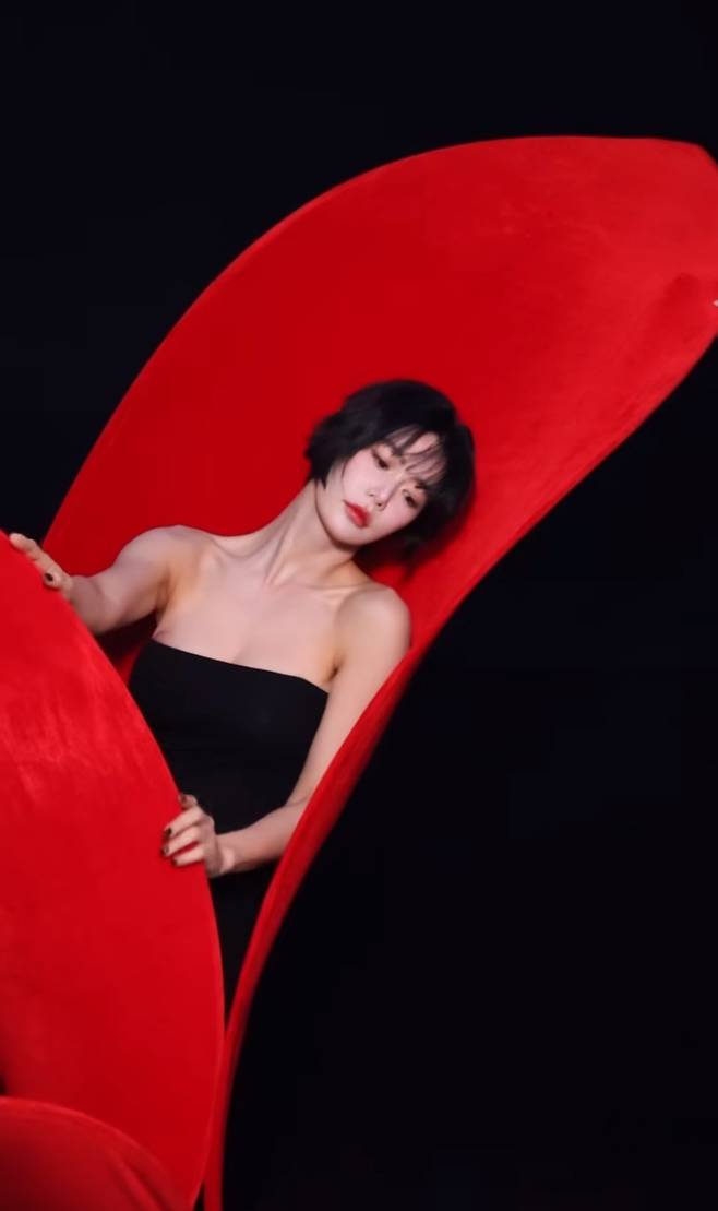 클라라 또다시 과감 너무 파인 드레스 입고 고혹적 숏컷 여신미모 뷰티는 내운명