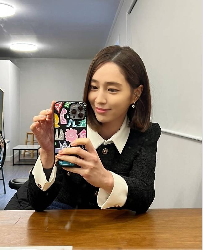 이민정 안방 복귀 시동 얼죽코의 끝을 달리는 핫핑크 여신미모 롱 코트룩 뷰티는 내운명