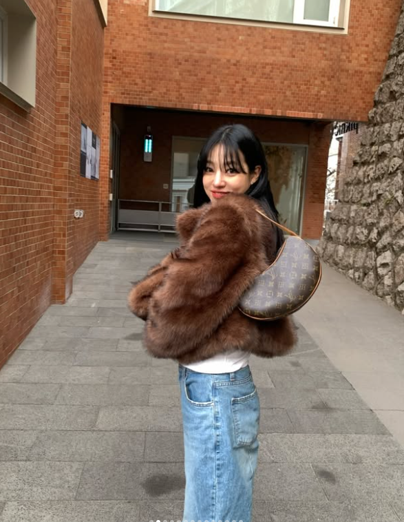 ‘꾸안꾸 패션 퍼재킷에 청바지편하지만 따뜻하게 이포커스