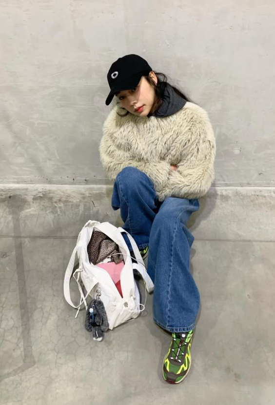 ‘꾸안꾸 패션 퍼재킷에 청바지편하지만 따뜻하게 이포커스