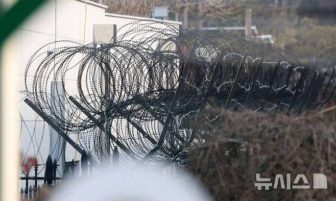 경호처 관저 요새화 강화버스차벽·쇠사슬·철조망 보강