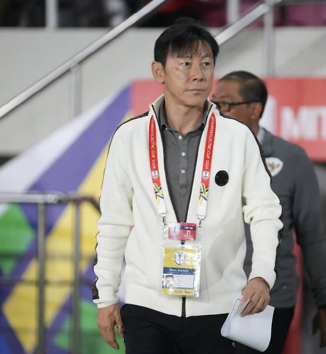 우리선수들 월드컵 무대 밟는것이 내소원 난놈신태용 감독의 품격있는 마지막 인사인니협회 일방적 경질→닷새만에 감사