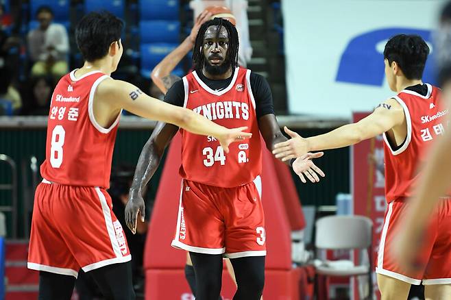 [KBL 3라운드 리뷰] 단독 1위 유지한 SK, 득점도 실점도 줄었다