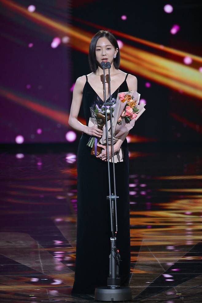 금새록 168cm49kg 슬림 비율 키도 큰데 더 길어보이는 슬립 드레스룩 뷰티는 내운명