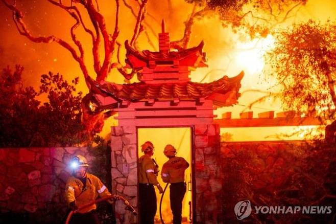 산불 진압도 빈익빈부익부la갑부들 하루 1500만원 사설소방대 고용
