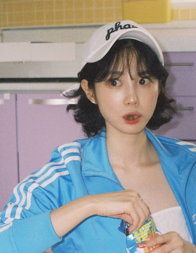 전효성 삼색 집업이 딱 원피스와 완벽 조합 삼색 츄리닝 재킷 홈웨어룩 패션엔
