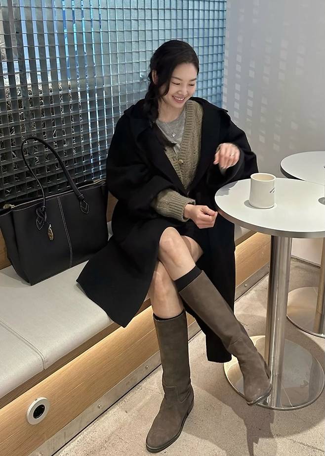 셀럽 처럼 사는 아이돌 가수의 아내 스웨터 두르니 더 맛깔 얼죽코 나들이룩 패션엔