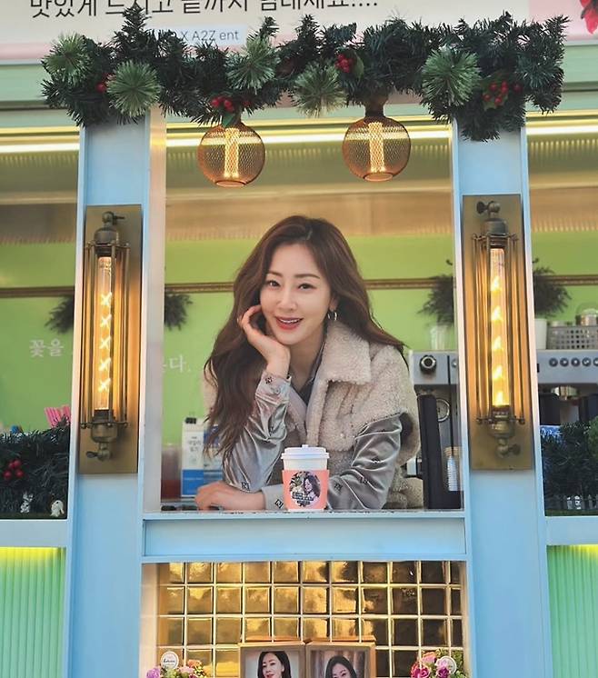 24년째 열애 중인 여배우 벨벳 셋업과 시어링 재킷 러블리한 호스트 룩 패션엔