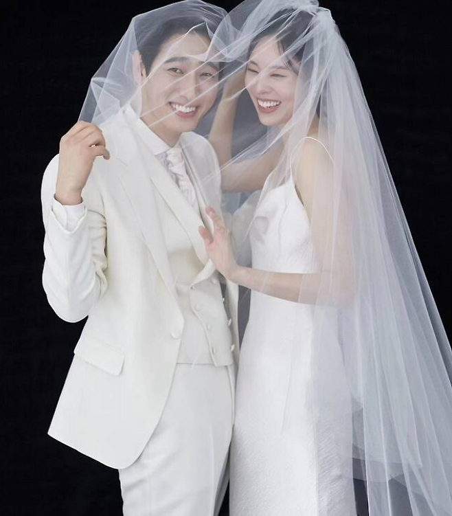 6년 열애끝에 결혼♥발표해 모두 놀라게 한 6살 연상연하 커플웨딩화보속 순백자태 어썸클