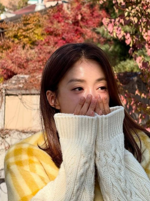 이시영 버버리 머플러로 빛난 럭셔리 나들이룩 120만원의 위엄 스타와 라이프