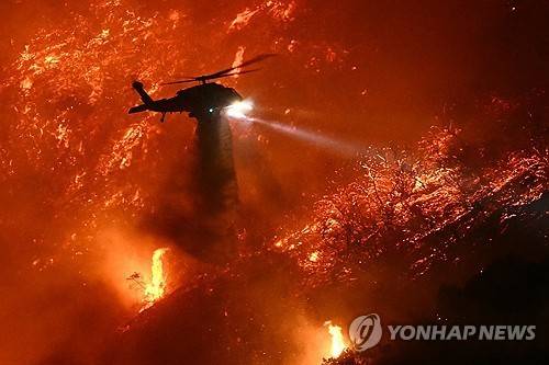 La 최악 산불로 소방용수 고갈최후 수단 바닷물 살포