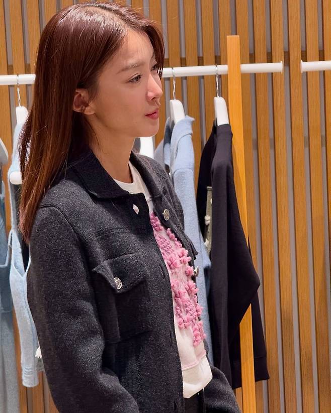 이시영 42살 맞아 미니스커트에 핑크니트 입고 러블리 뿜뿜 웰니스라이프