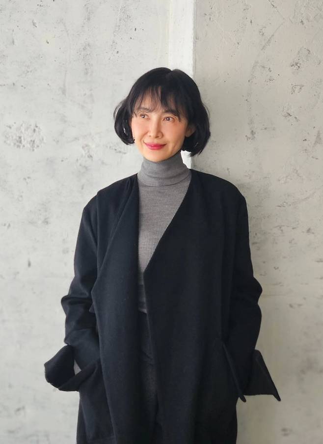 채시라 50대 드뮤어룩의 정석 볼과 립만 메이크업 내추럴 톤온톤 코트룩 패션엔