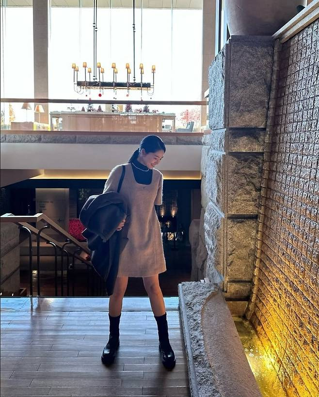 유명 가수 아내일 뿐인데 입기만 하면 트렌드 선도 브라운 코트앵클부츠 겨울룩 완성 스타와 라이프
