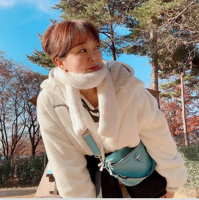 이승연 20대 뺨치는 동안미 과시 화이트 퍼 재킷 하나로 반전 미모 완성 스타와 라이프