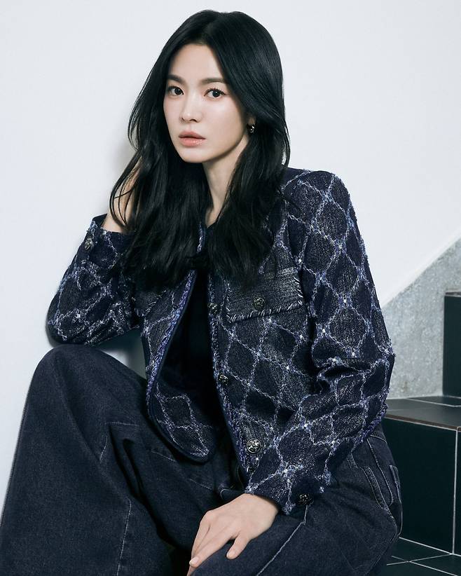 송혜교 43살 맞아 셋업룩 입고 여전한 미모 스타픽