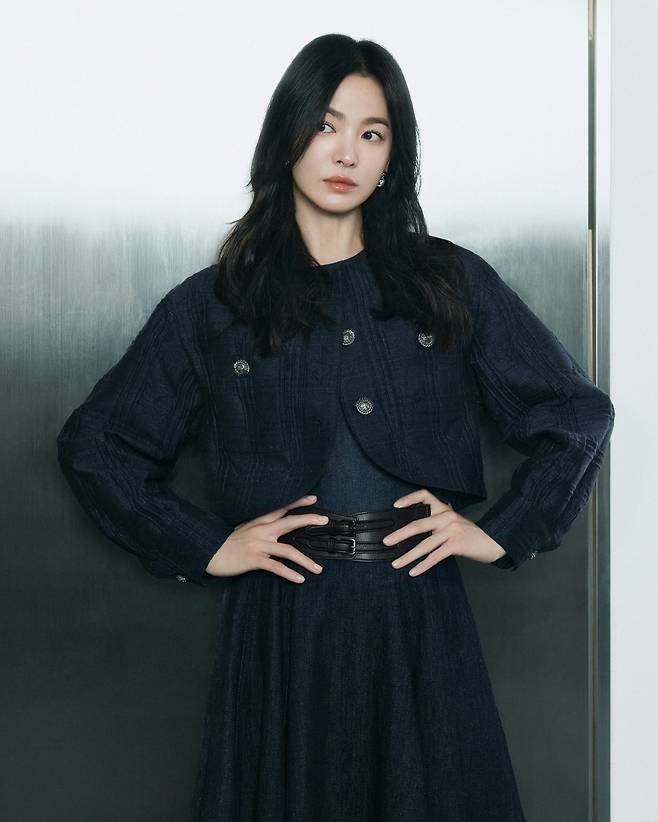 송혜교 43살 맞아 셋업룩 입고 여전한 미모 스타픽