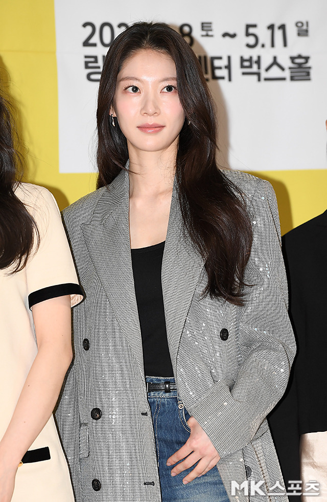 공승연 반짝이는 은빛 매력 165cm 더 길어보이는 플레어 데님 스팽글 블레이저룩 뷰티는 내운명