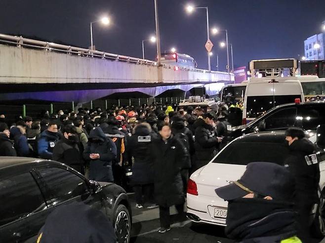 공수처 尹대통령 영장에위치추적 어려워 관저·사저·안가 수색 필요