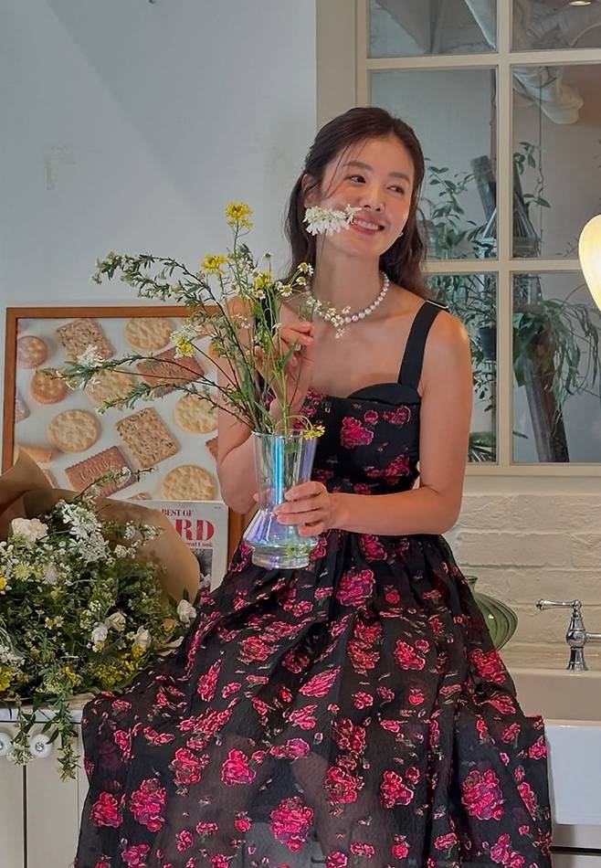 세아이 독박육아도 거뜬 여배우 스타일은 벌써 봄 꽃무늬와 체크 원피스룩 패션엔