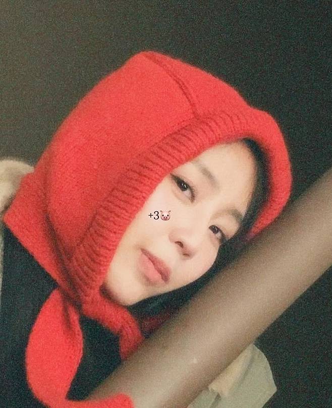 예능감 즐기는 걸그룹 가수 귀엽고 예쁘고 바라클라바에 퍼 코트 데일리룩 패션엔