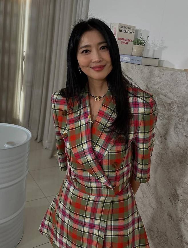 오윤아 자기관리 끝판왕 45세 믿기지 않는 동안 비주얼 체크 투피스룩 패션엔