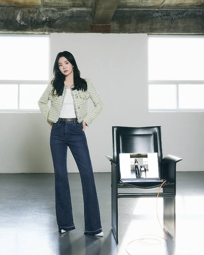 송혜교 트위드 자켓 입고 20년 전 비주얼 그대로 해피라이프