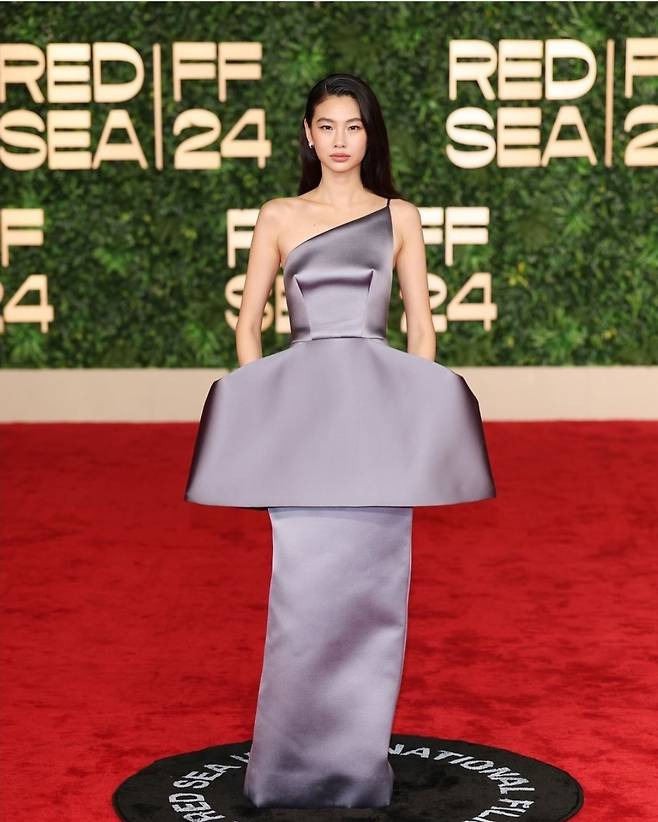 정호연 퍼플 드레스 하나로 사우디 올킬 눈부신 존재감 폭발 스타와 라이프