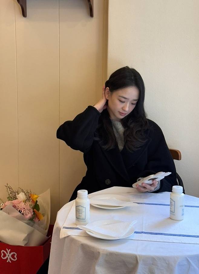 손연재 첫 돌 앞둔 아기엄마의 코트룩 코트에 니트는 얼죽코의 정석 패션엔