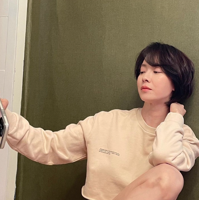 송지효살 확 빠져 한줌팔목여리여리해진 스타일링 어썸클