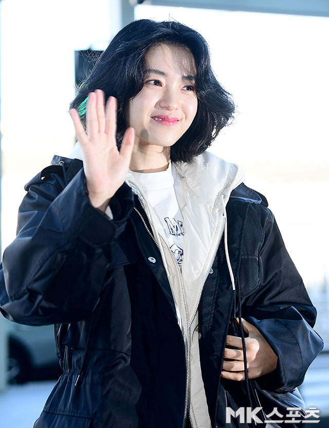 김태리 능글맞은 버섯머리 요정 후디 입고 친근감 100배 밀라노 출국 공항패션 뷰티는 내운명