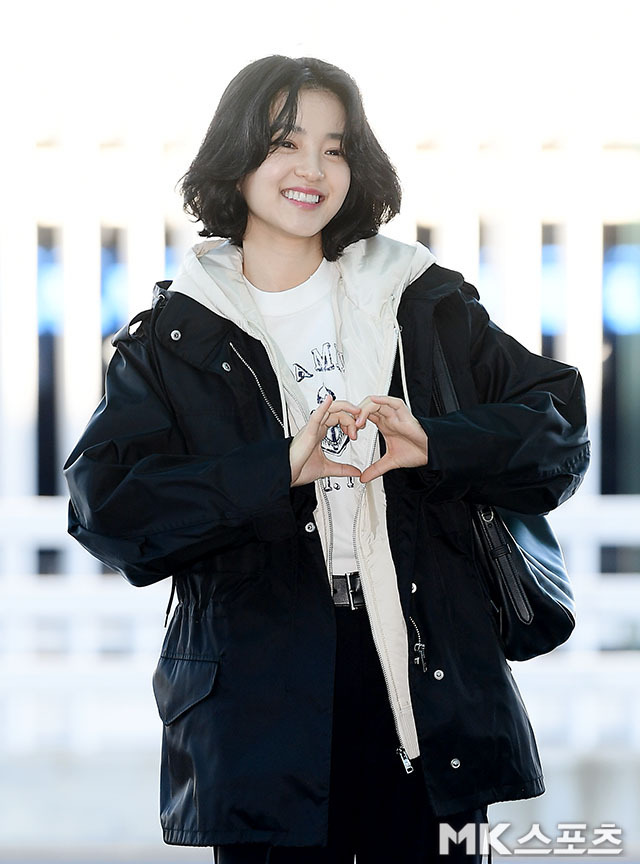 김태리 능글맞은 버섯머리 요정 후디 입고 친근감 100배 밀라노 출국 공항패션 뷰티는 내운명