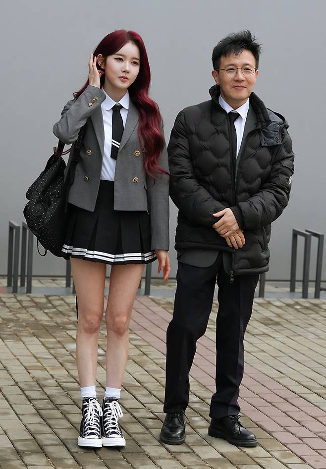 박남정 딸 스테이씨 시은 아빠 똑닮았네 출근길 빛낸 러블리 스쿨룩 패션엔