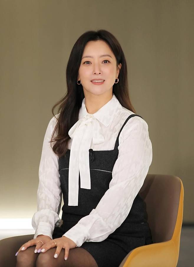 김희선 47세 단아미의 완결판 갈수록 청순 뷔스티에 원피스 데이트룩 패션엔