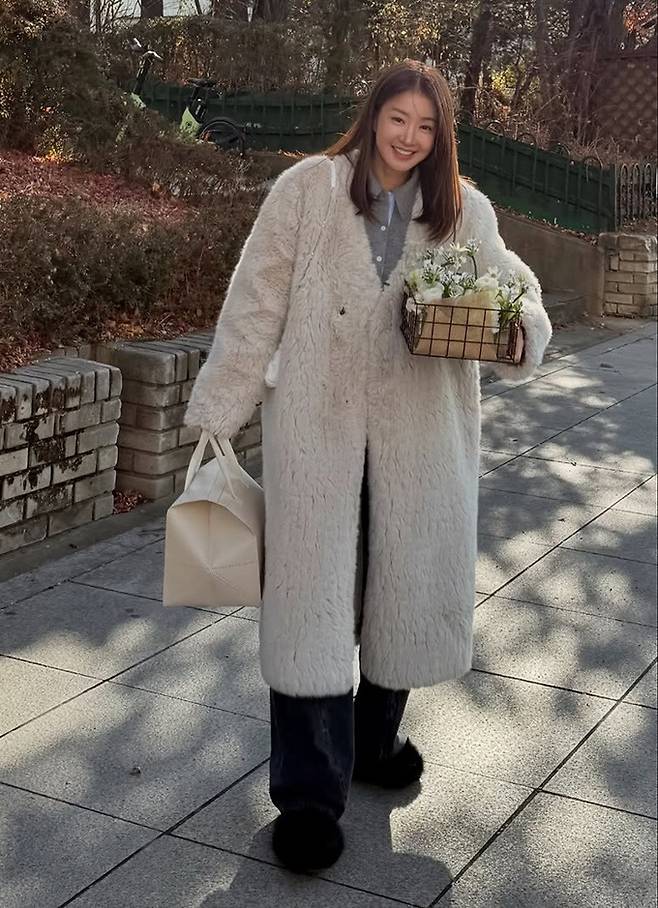이시영 겨울 끝자락 보기만해도 포근한 복슬복슬 시어링 코트룩 패션엔