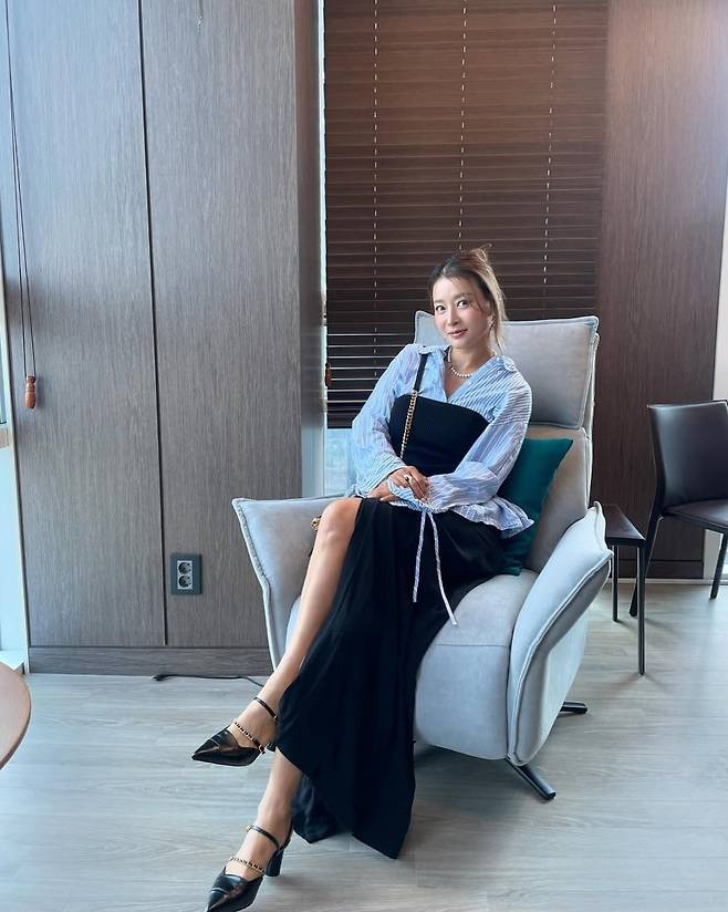 황보 44세라니 믿기 힘든 미모 진주 목걸이로 빛난 니트 원피스룩 스타와 라이프