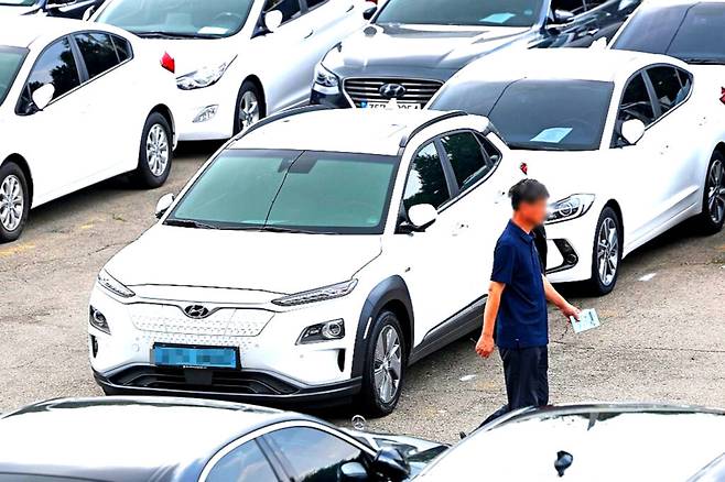 불황에도 4만 대 팔렸다” 중고차 시장 뒤집은 이 車 대체 정체가 위드카