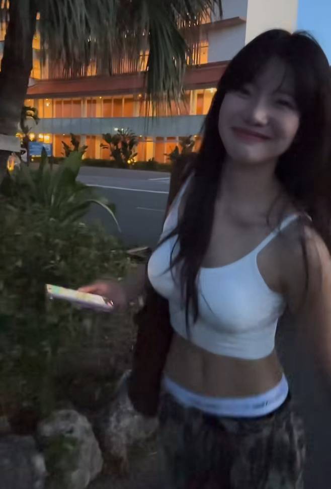 얼마나 예쁘길래친구가 찍어 난리난 복근에 황금골반 여가수 크롭탑 뷰티는 내운명