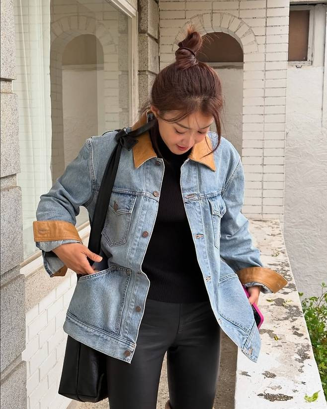 이시영 시크한 매력 폭발 샤넬 450만원 롱부츠와 데님 재킷으로 완벽 카리스마 스타와 라이프