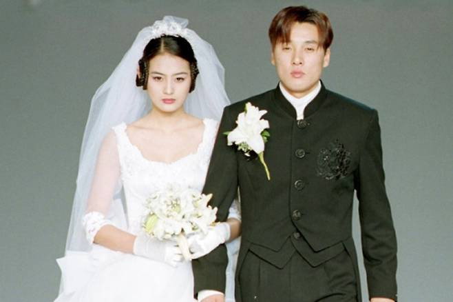 고3 여고생에게 반해 1년 기다려 결혼한 톱스타 스타픽